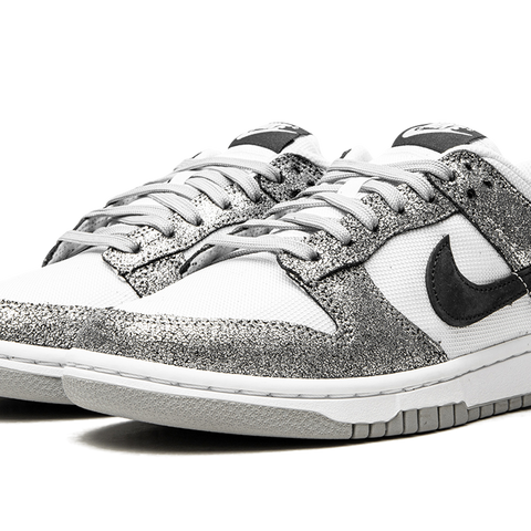 NIKE Dunk Low SE WMNS "Golden Gals" – Stadium Goods